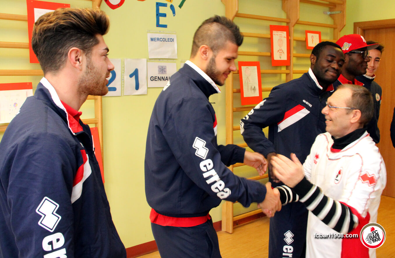 I giocatori del Bari Calcio in visita nel Centro Diurno Nuova Fenice ...